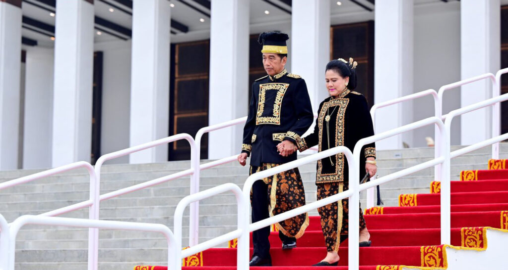 Mengenal Baju Adat Kustin, Ini Filosofi dan Desainnya yang Indah!