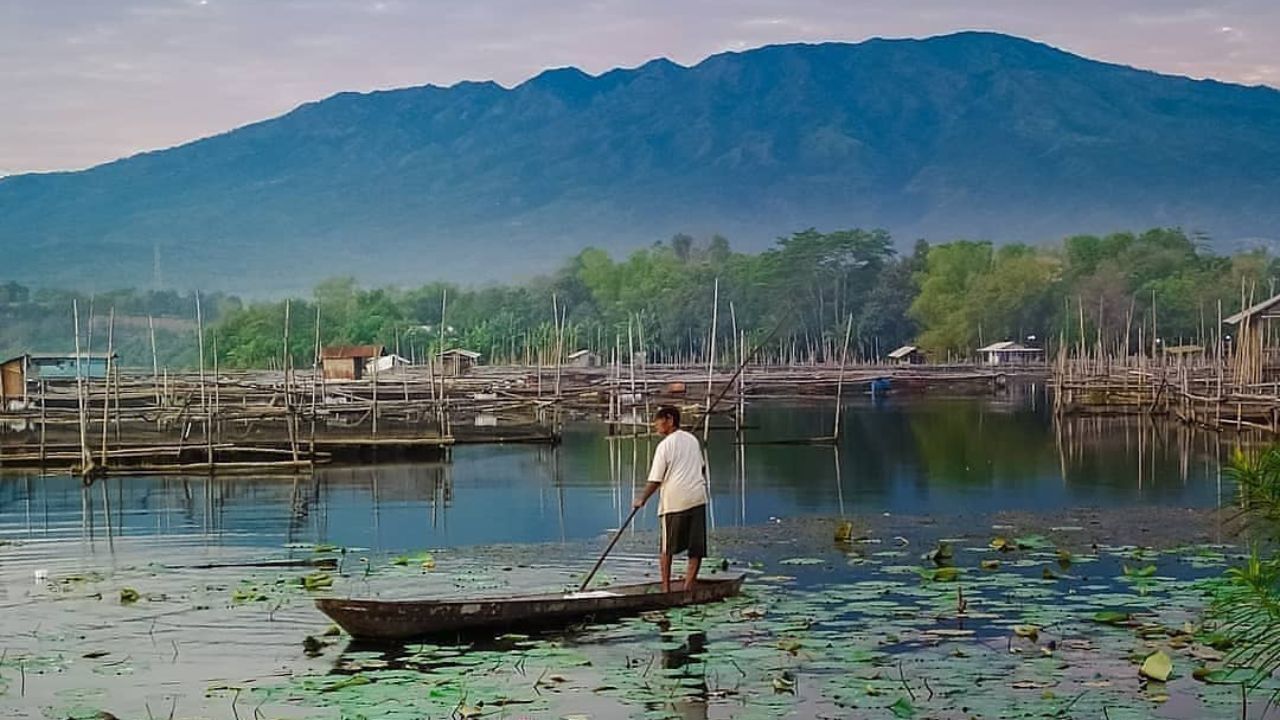 Wisata Danau Ranu Grati: Daya Tarik, Lokasi, Tiket & Asal-Usul