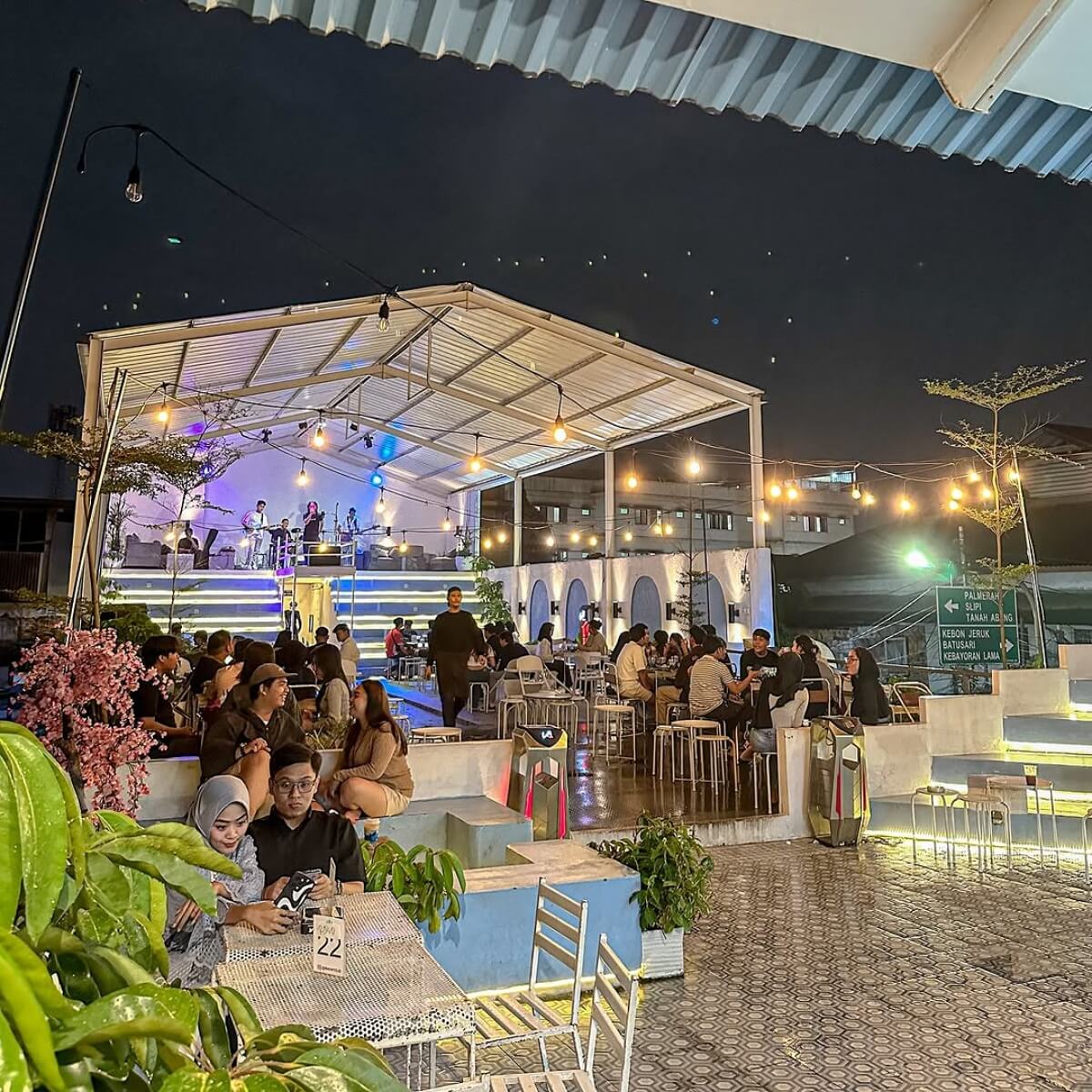 7 Cafe Rooftop Jakarta Barat yang Punya Pemandangan Indah