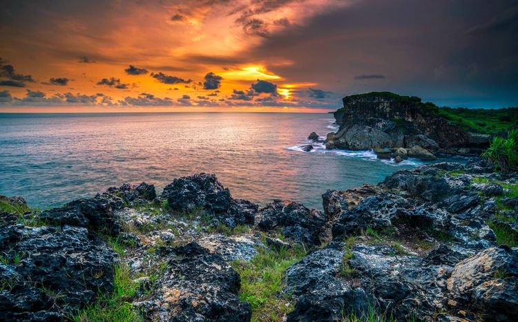 Wisata ke Pantai Nguyahan, Destinasi Liburan Cantik di Jogja