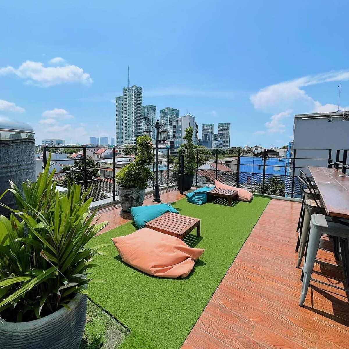 7 Cafe Rooftop Jakarta Barat yang Punya Pemandangan Indah